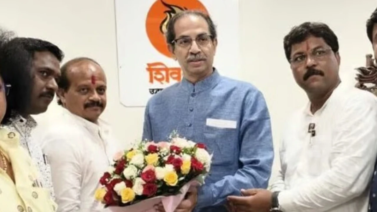 Vasant More | अखेर वसंत मोरेंनी बांधलं शिवबंधन; पक्षप्रवेश होताच उद्धव ...